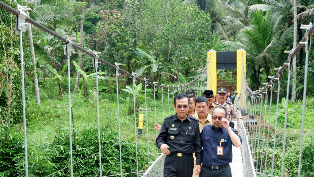 Resmikan Jembatan Gantung, PLN Peduli Hadir di Ciamis - PT PLN (Persero) Resmikan Jembatan Gantung, PLN Peduli Hadir di Ciamis - PT PLN (Persero)