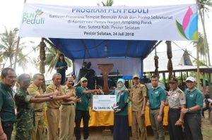 PLN Serahkan Bantuan CSR untuk Konservasi Penyu - PT PLN (Persero)